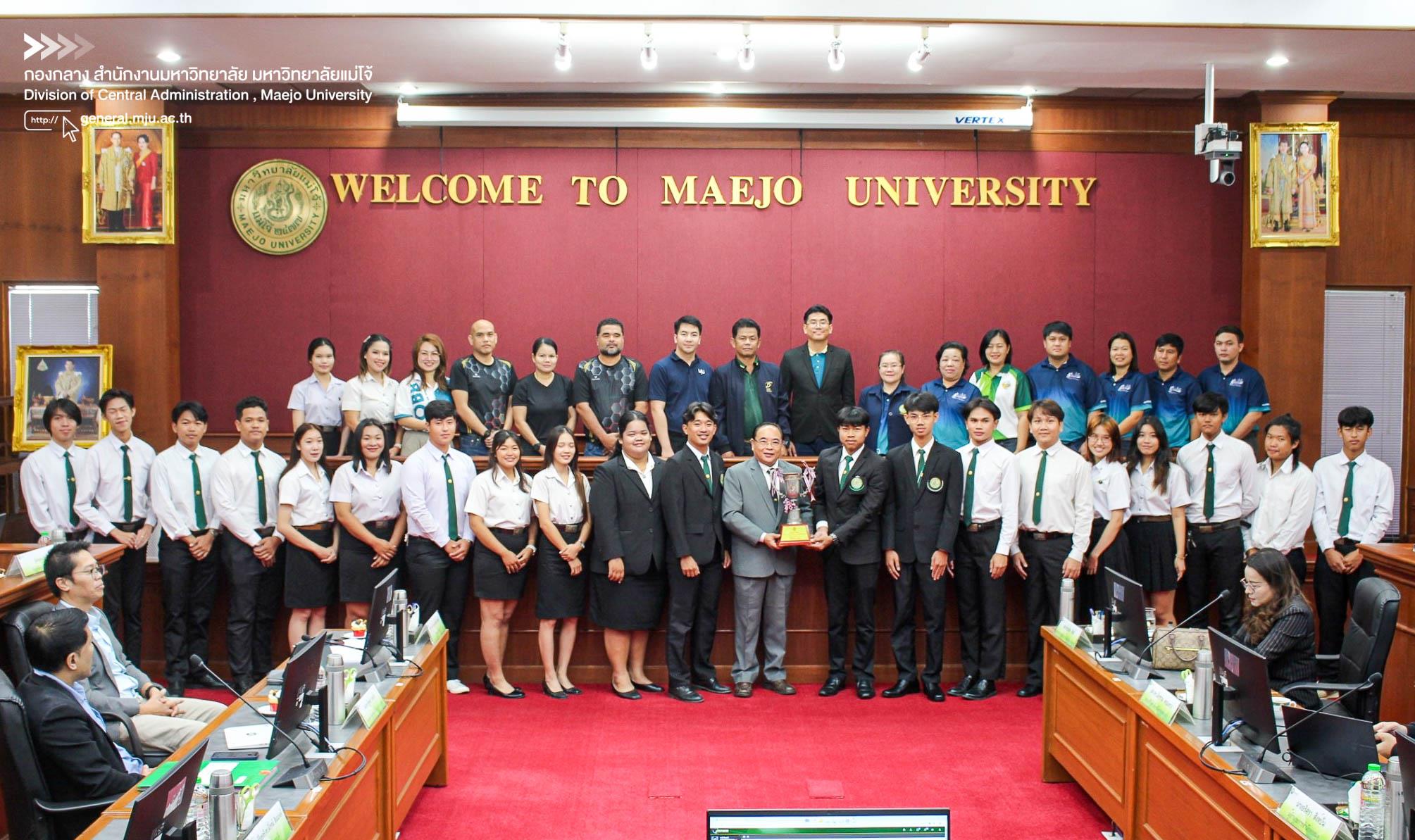 พิธีมอบถ้วยรางวัลชนะเลิศ จากการแข่งขันทักษะเกษตร งานกีฬาประเพณี4จอบ ...